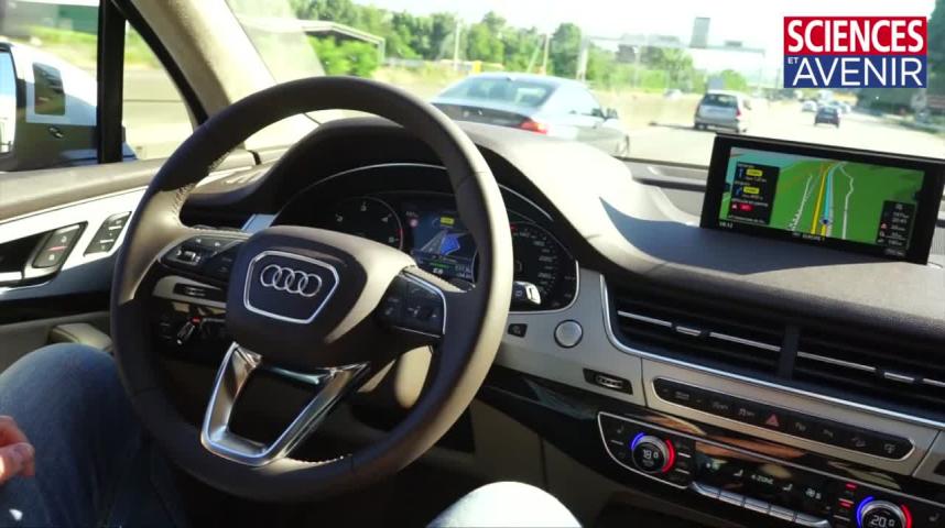 Le volant qui tourne tout seul d'une voiture autonome