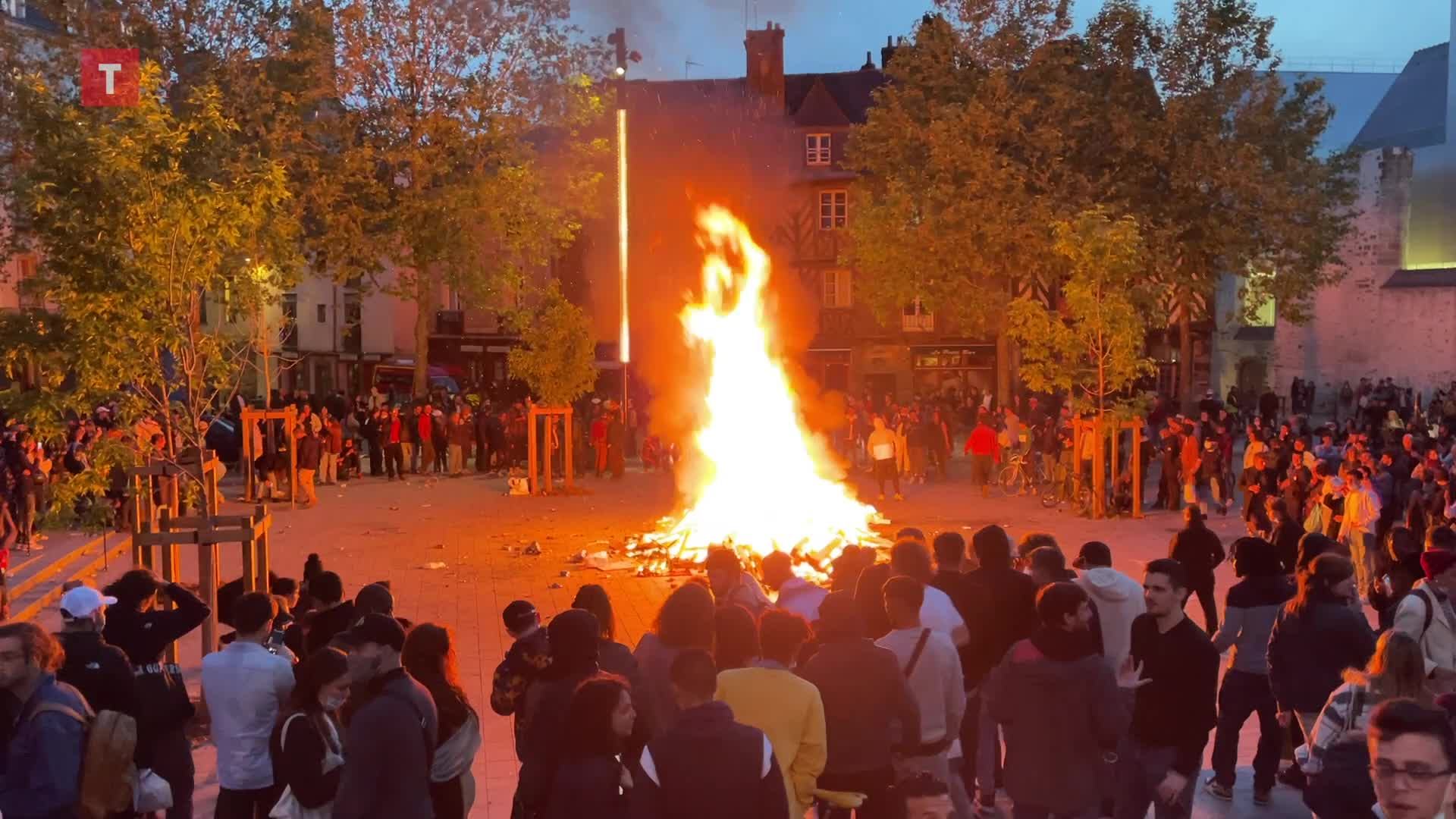 À Rennes, la nuit s’enflamme place Sainte-Anne [En images] | Le Télégramme