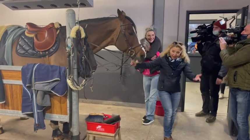 ️ Découvrez comment Emeline Parmentier monte sur son cheval avec l'aide ...
