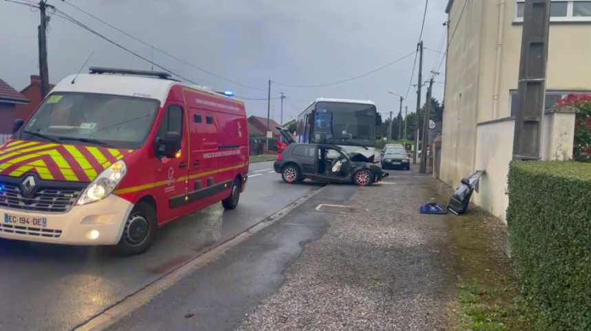 Accident entre un car scolaire et une voiture à Saint-Rémy du Nord - La Voix du Nord Vidéos