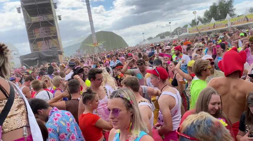 25 000 personnes réunies dans un grand délire kitsch au Kamping Kitsch ...