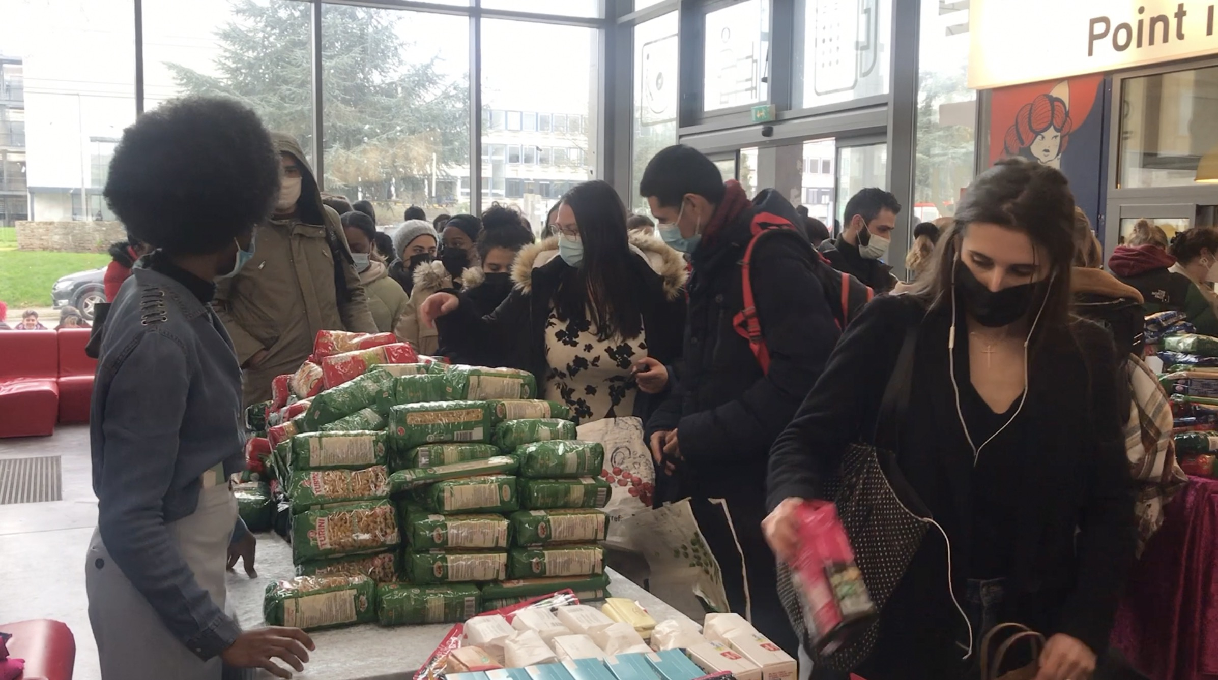 À Rennes 2, la distribution de colis alimentaires attire des centaines ...