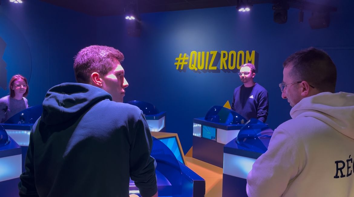 Un vrai plateau de jeu télé, des questions et des buzzers... Quel est ...