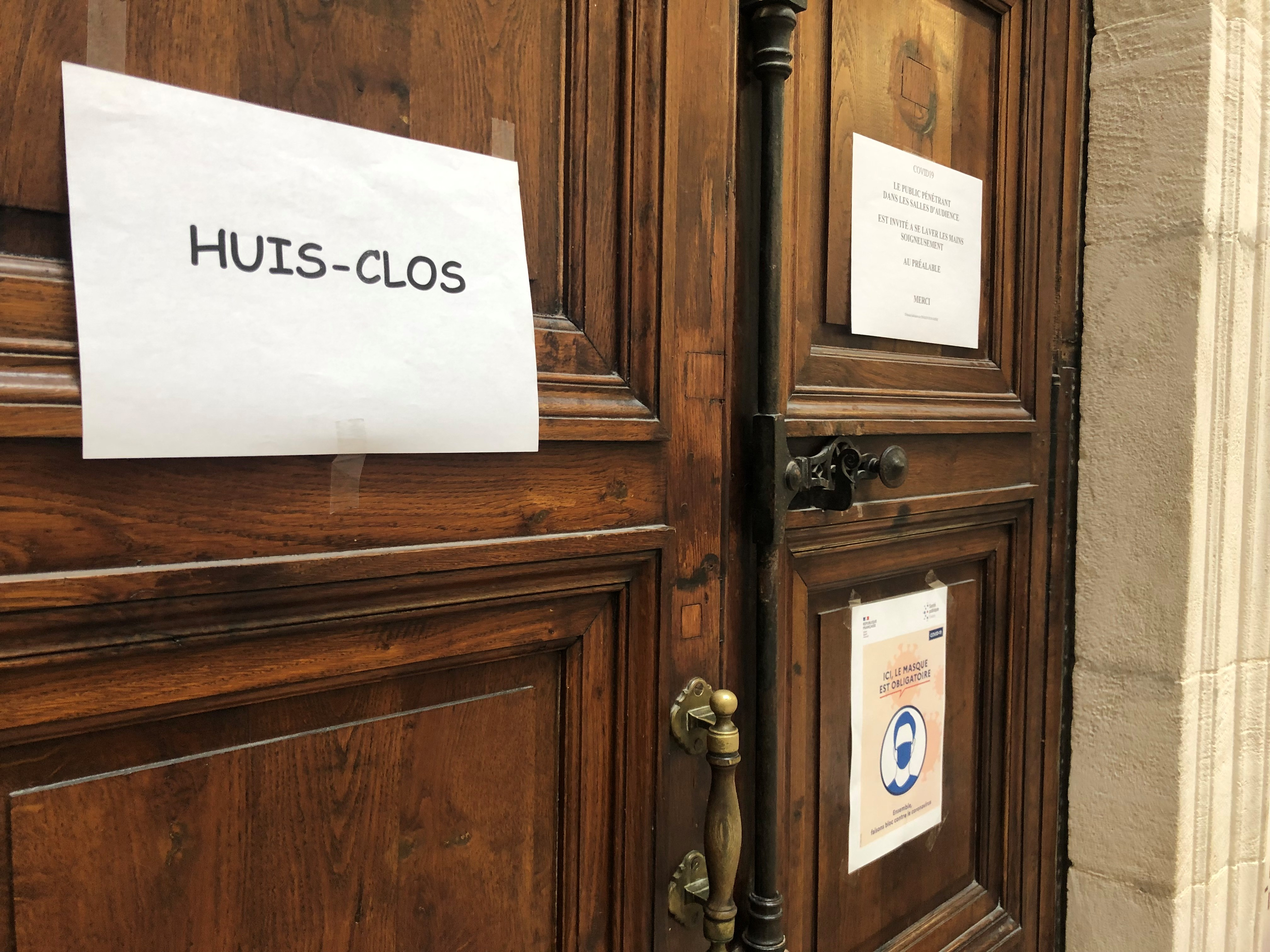 Un procès à huis clos, c'est quoi