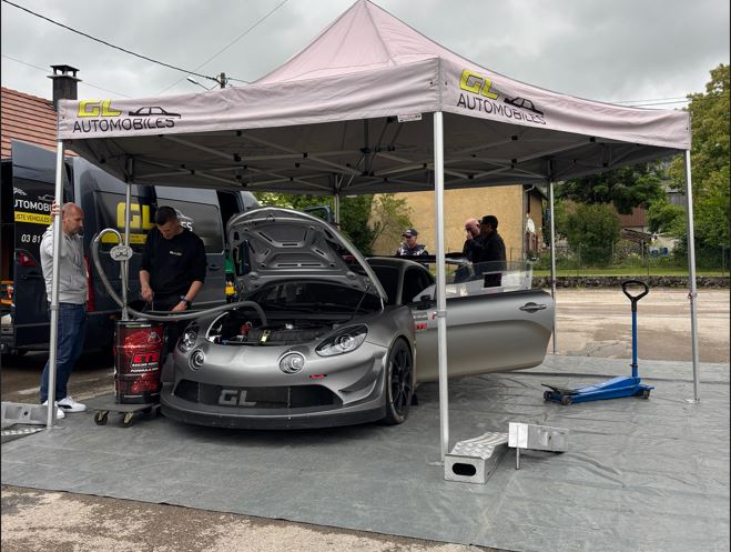 Le pilote Sébastien Loeb essaie une Alpine A110 GT à Malans (Doubs ...