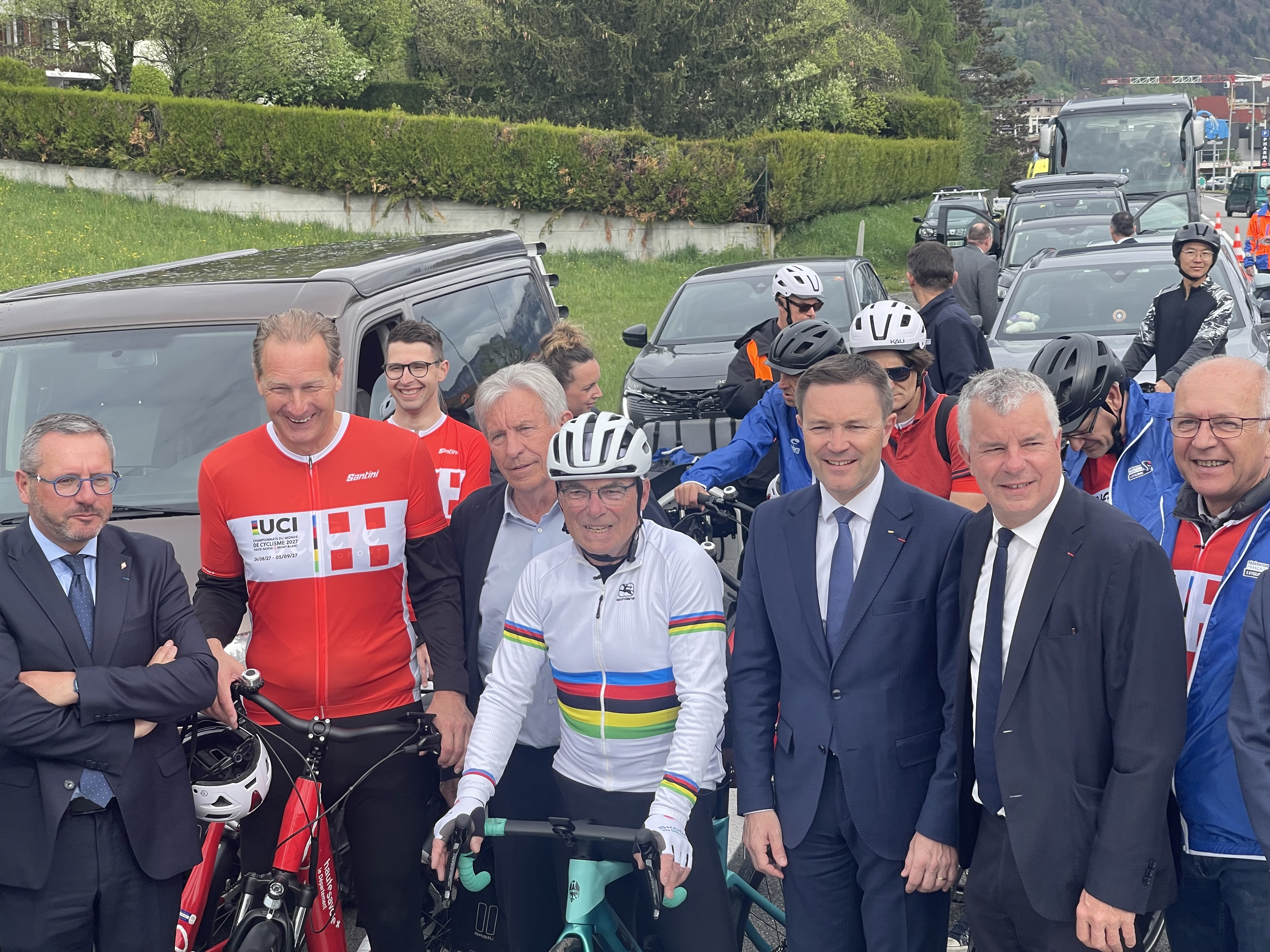 45 ans après son titre, Bernard Hinault monte la côte de Domancy pour ...