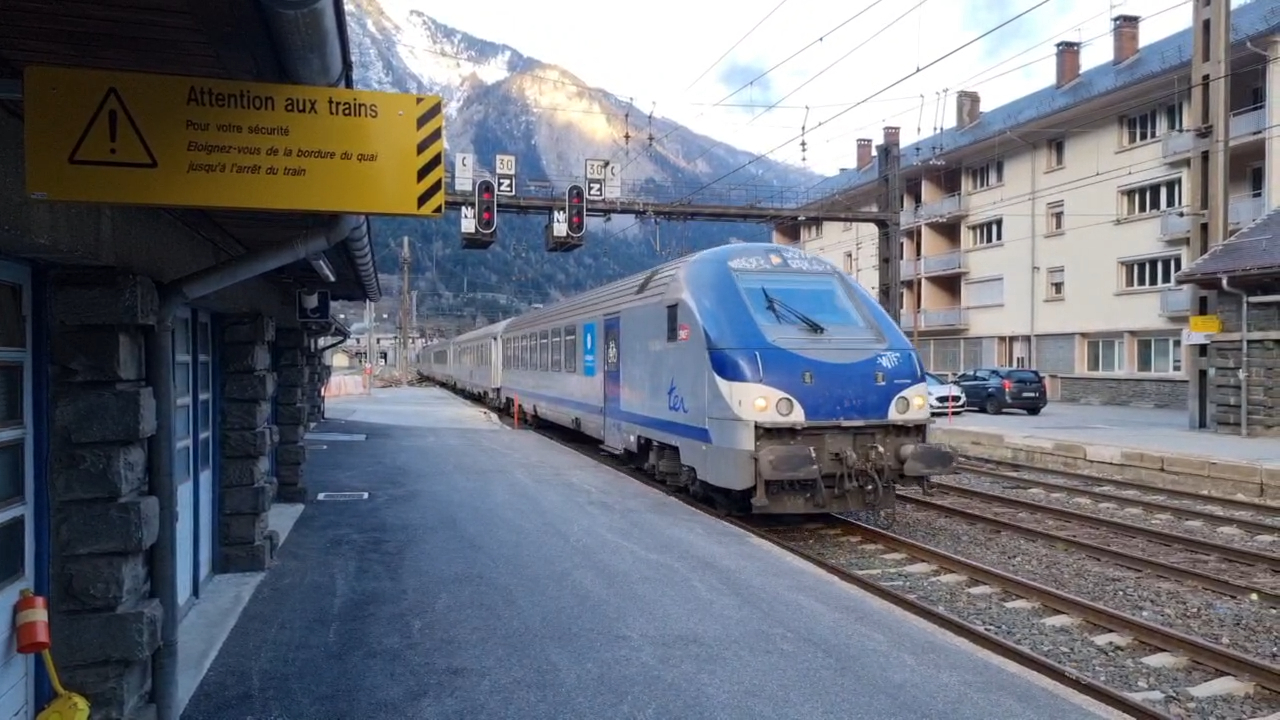 Paris-Milan : le premier train entre en gare de Modane