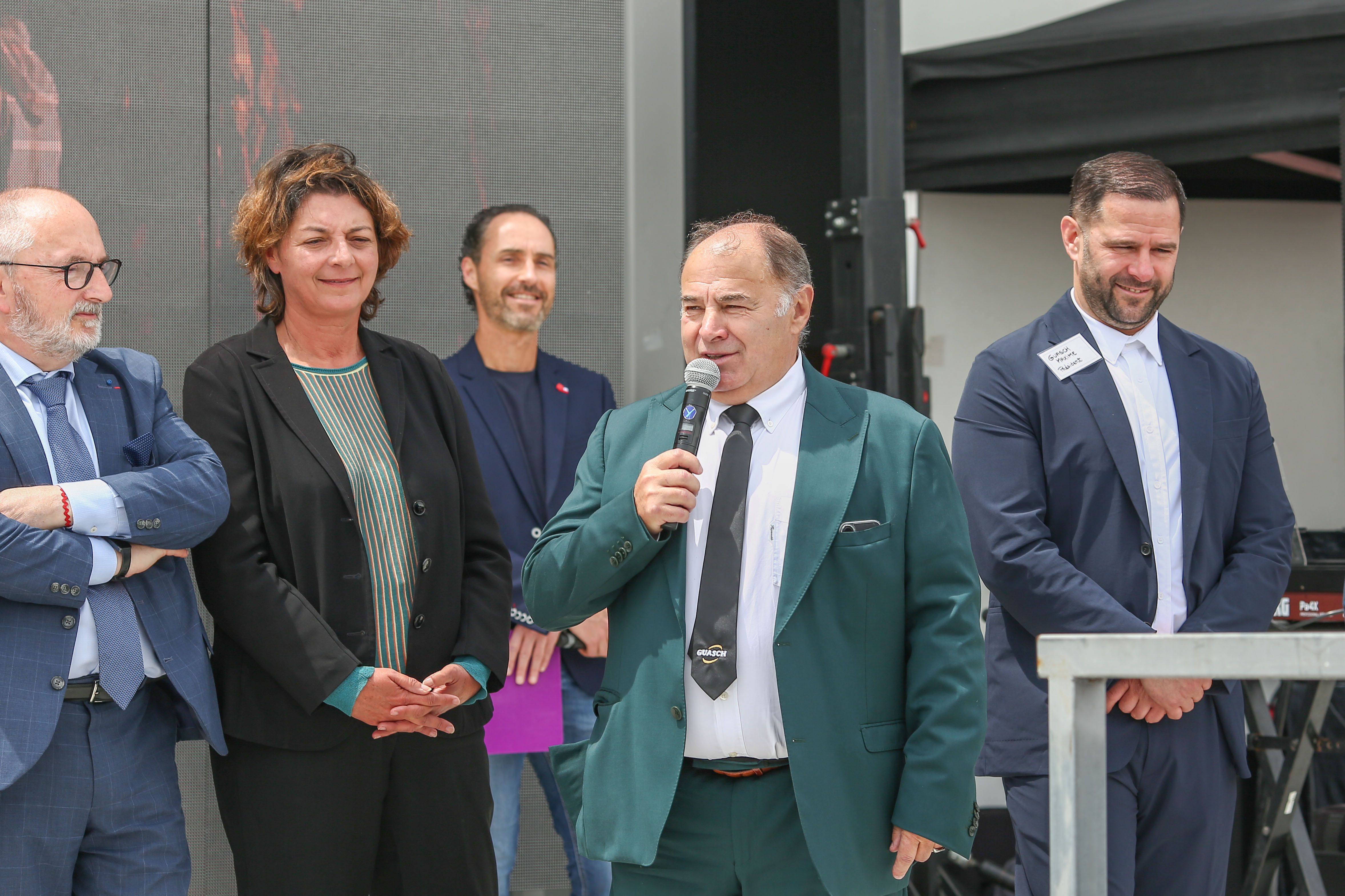 Étranglé par l’émotion Bernard Guasch, "Le président", inaugure sa ...