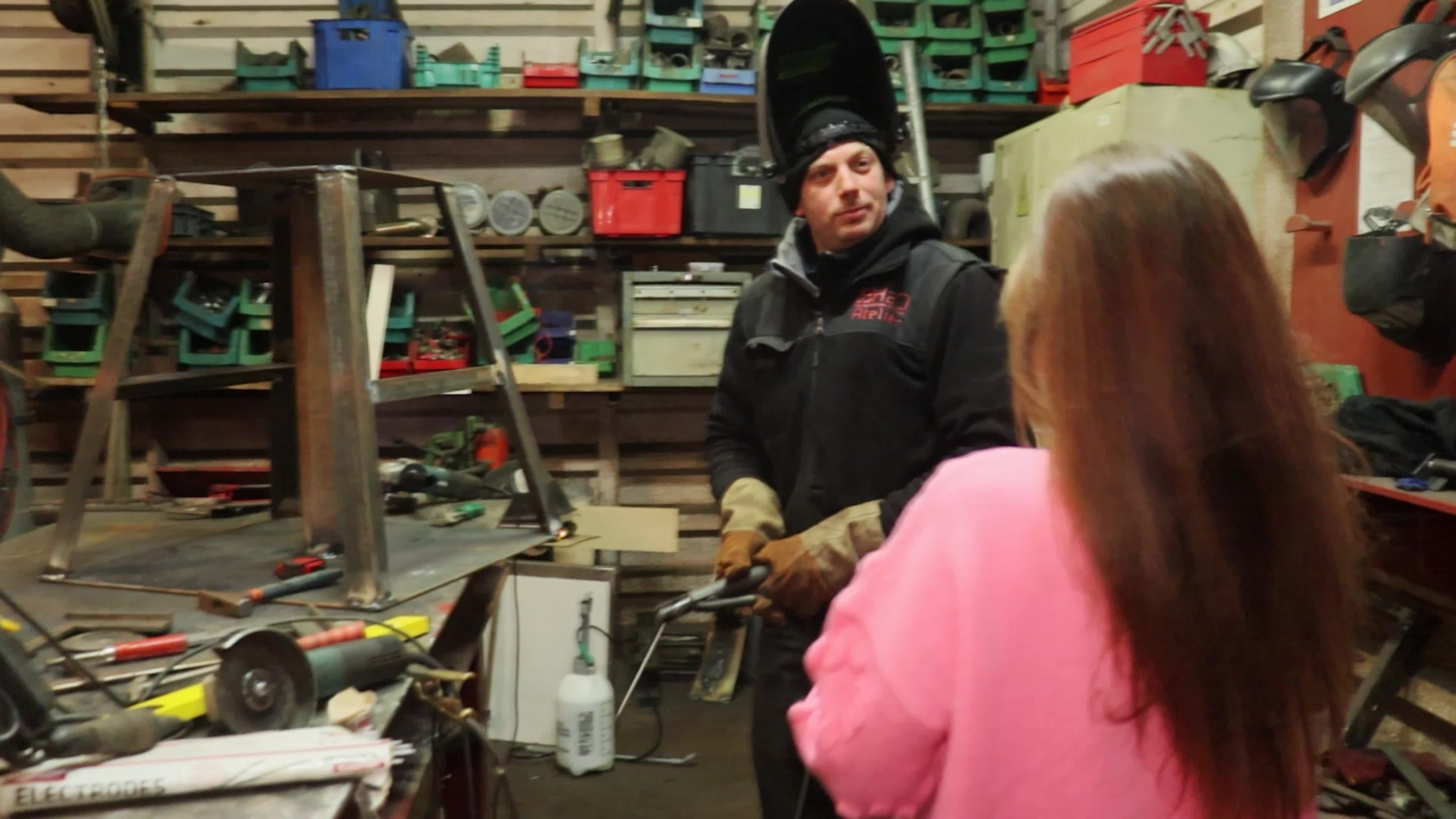 Leur collègue sourd-muet leur apprend la langue des signes