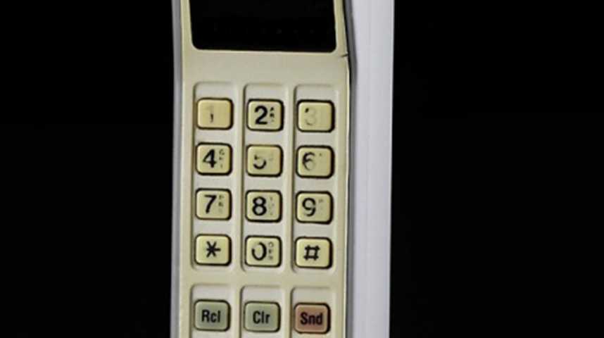 Le premier téléphone portable coûtait près de 8000€ - Le Soir