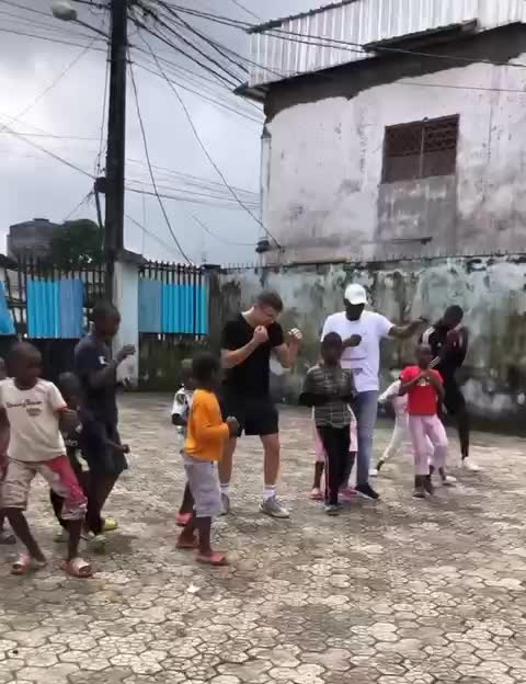 Dylan Charrat en stage de boxe dans un orphelinat de Douala