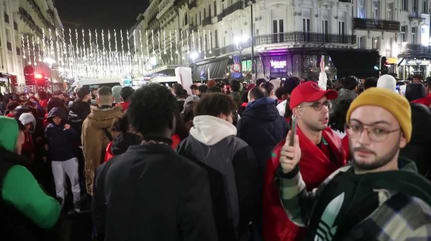 Des supporters Marocain célèbrent la victoire du Maroc face à la ...
