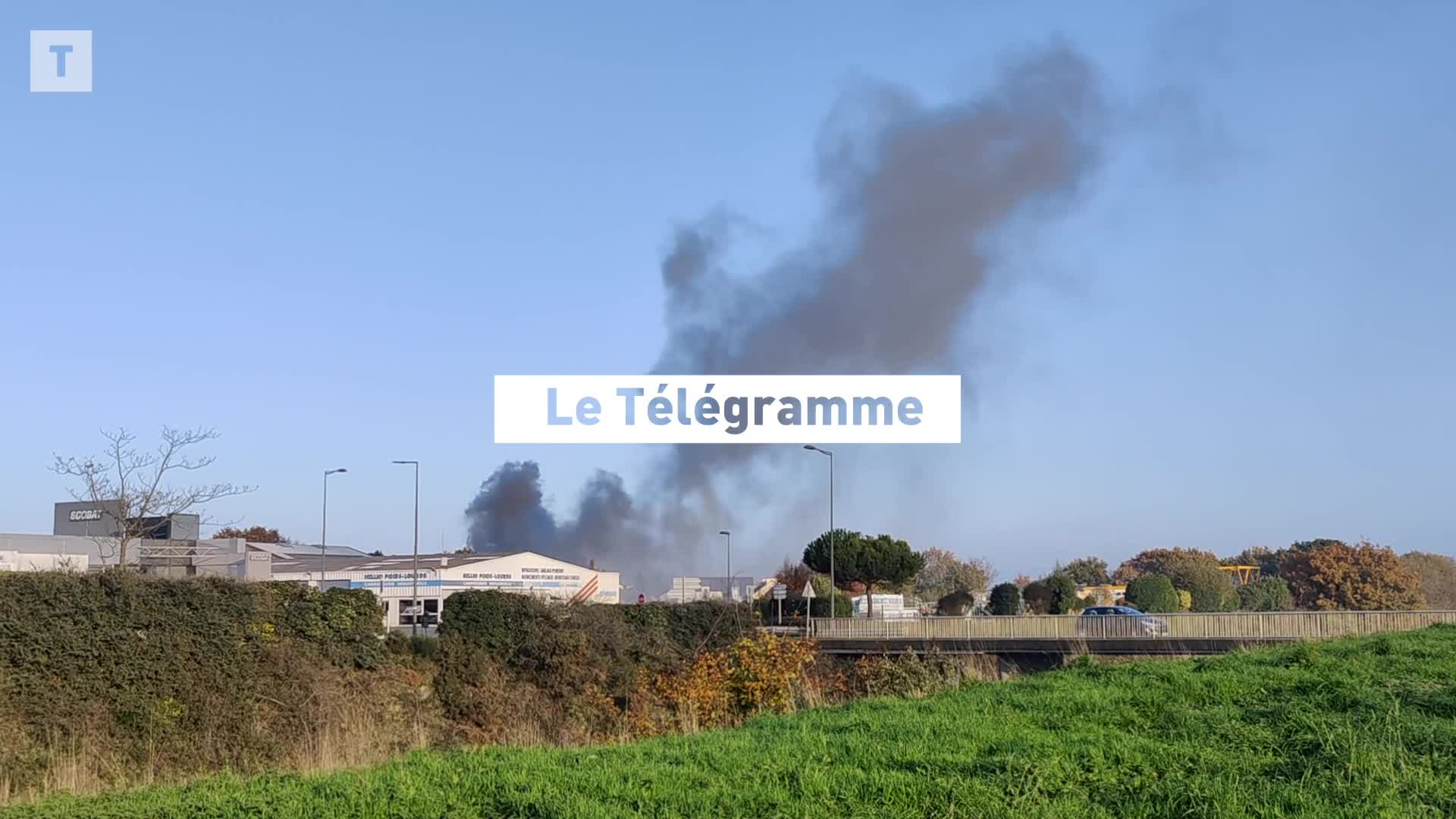 Un feu de container génère une épaisse colonne de fumée dans la zone de ...