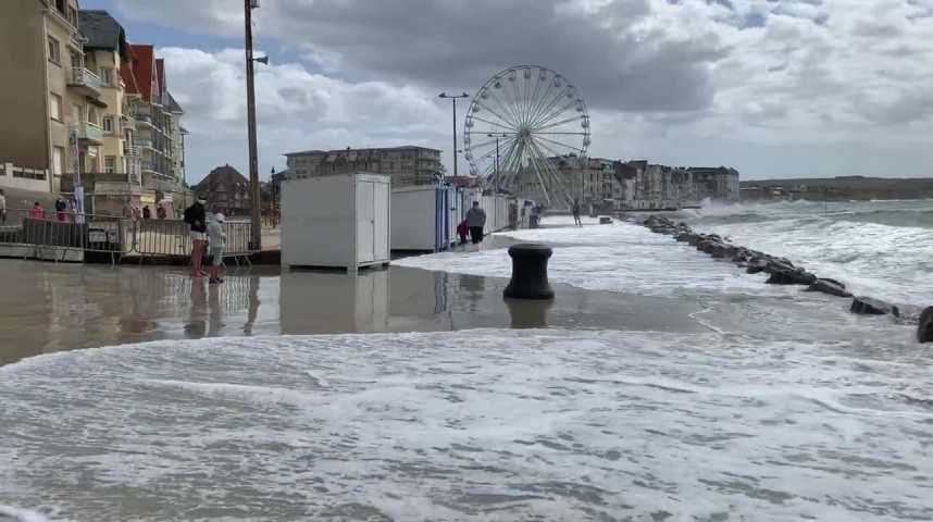 A Wimereux, la mer déchaînée inonde la digue - La Voix du Nord Vidéos