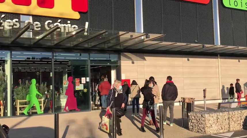 Grosse affluence dans la zone commerciale Promenade d’Artois, près d ...