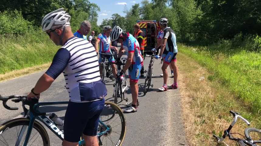 Un peloton de cyclistes chute lourdement sur la D209 à Clairmarais - La ...