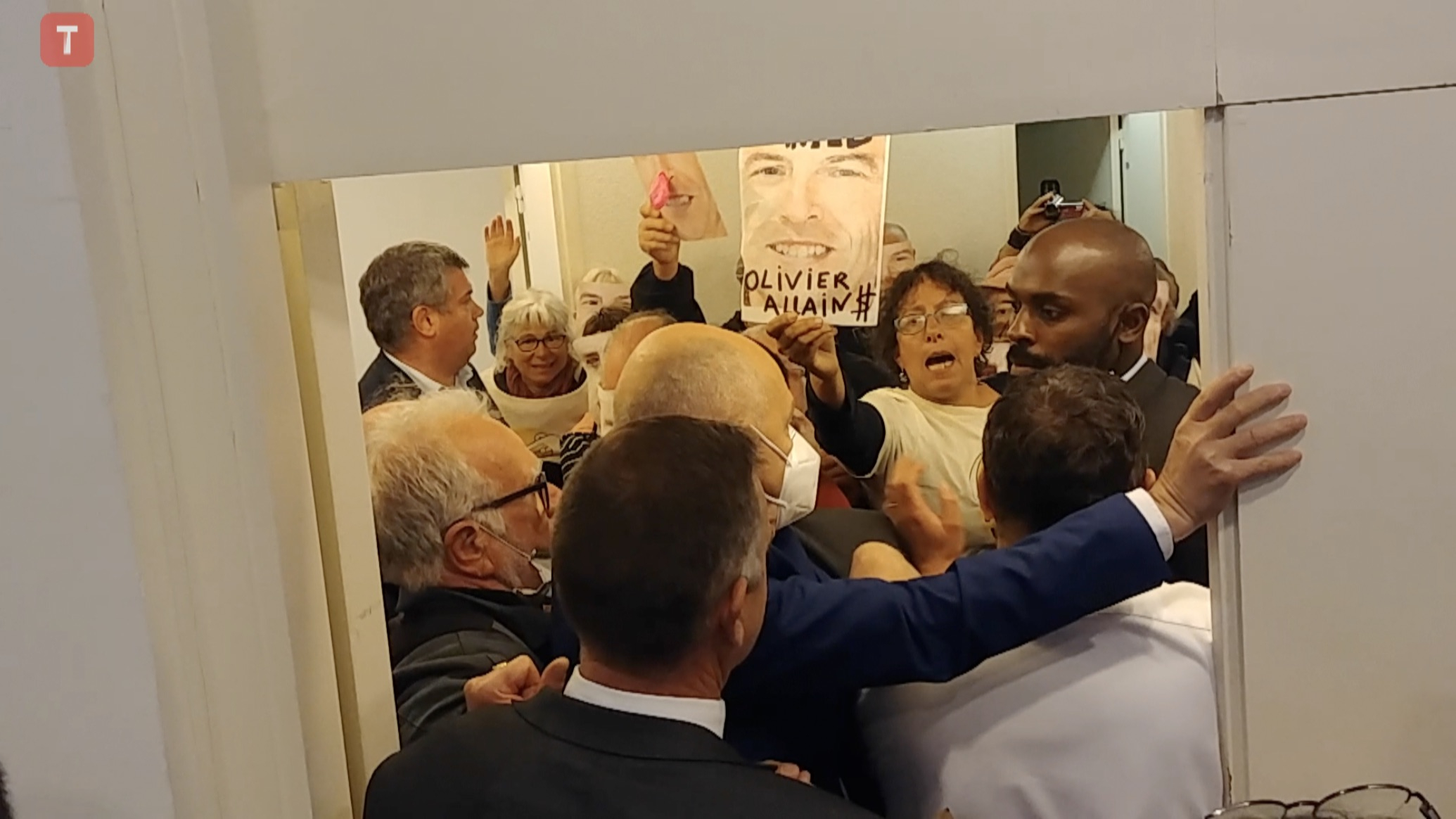 Les images de l’intrusion des militants anti-OGM au Conseil régional ...