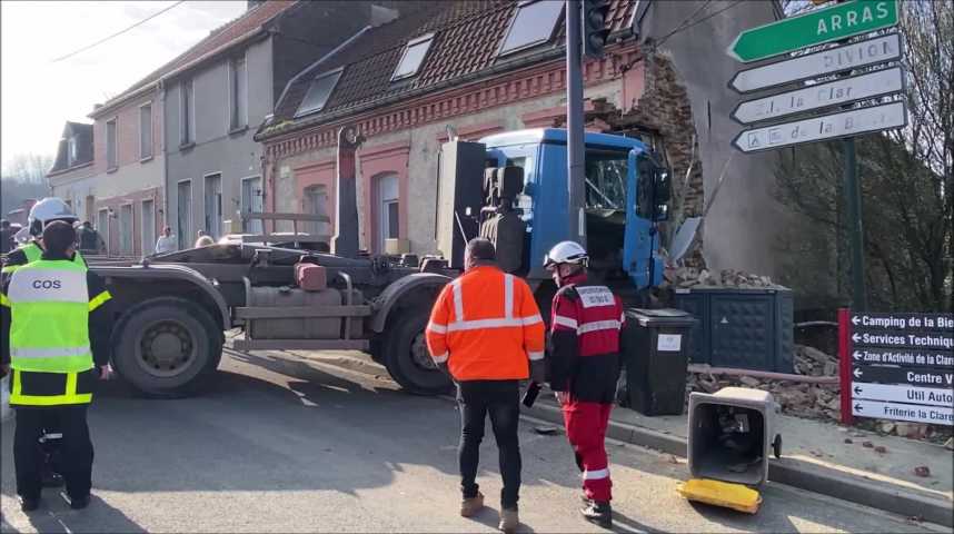 Divion : un camion s’encastre dans une maison - La Voix du Nord Vidéos