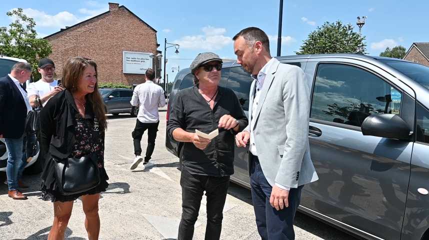 ️ Brian Johnson d'AC/DC à Namur pour y découvrir la statue à son ...