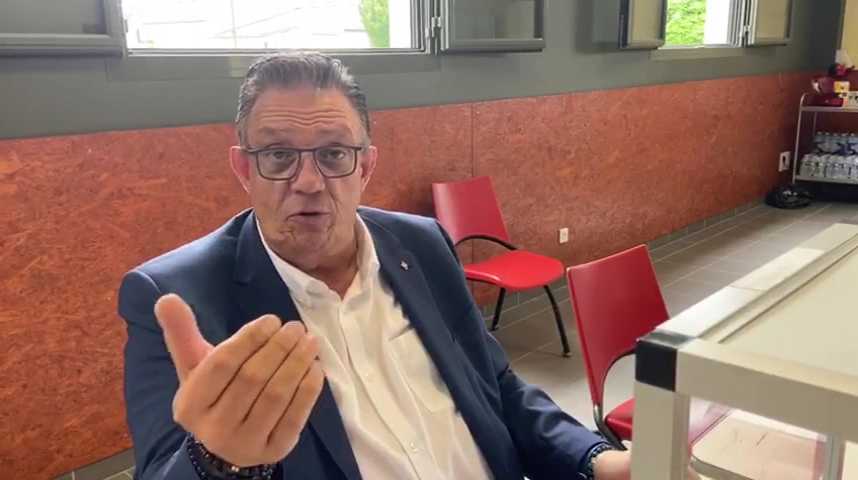 Vidéos : Élections législatives 2024 : Joseph Afribo met une affichette ...