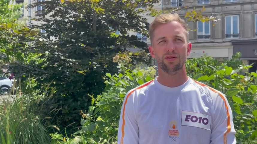 Vidéos : Paris 2024: l'un des porteurs de la flamme olympique en ...