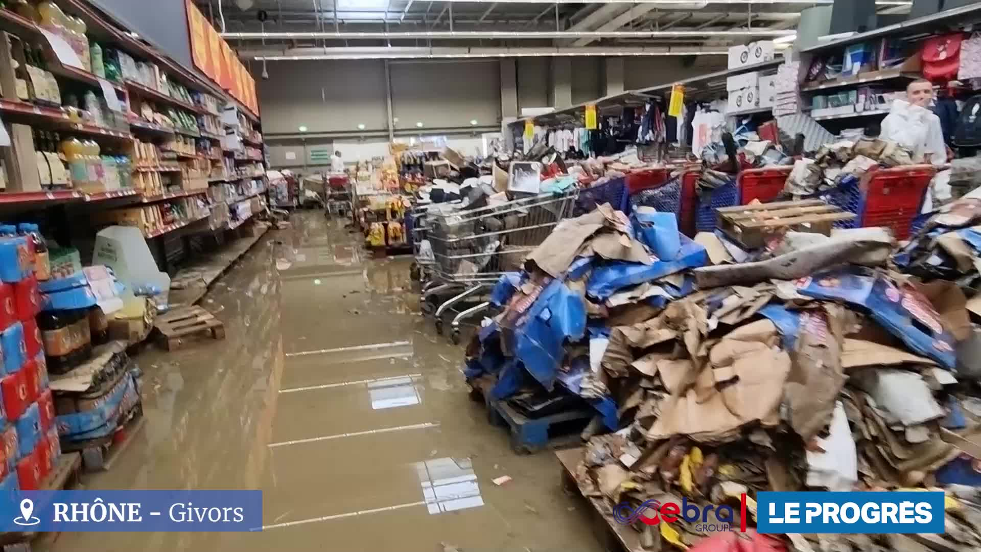 Inondations à Givors : à l'intérieur du Carrefour dévasté, des salariés ...