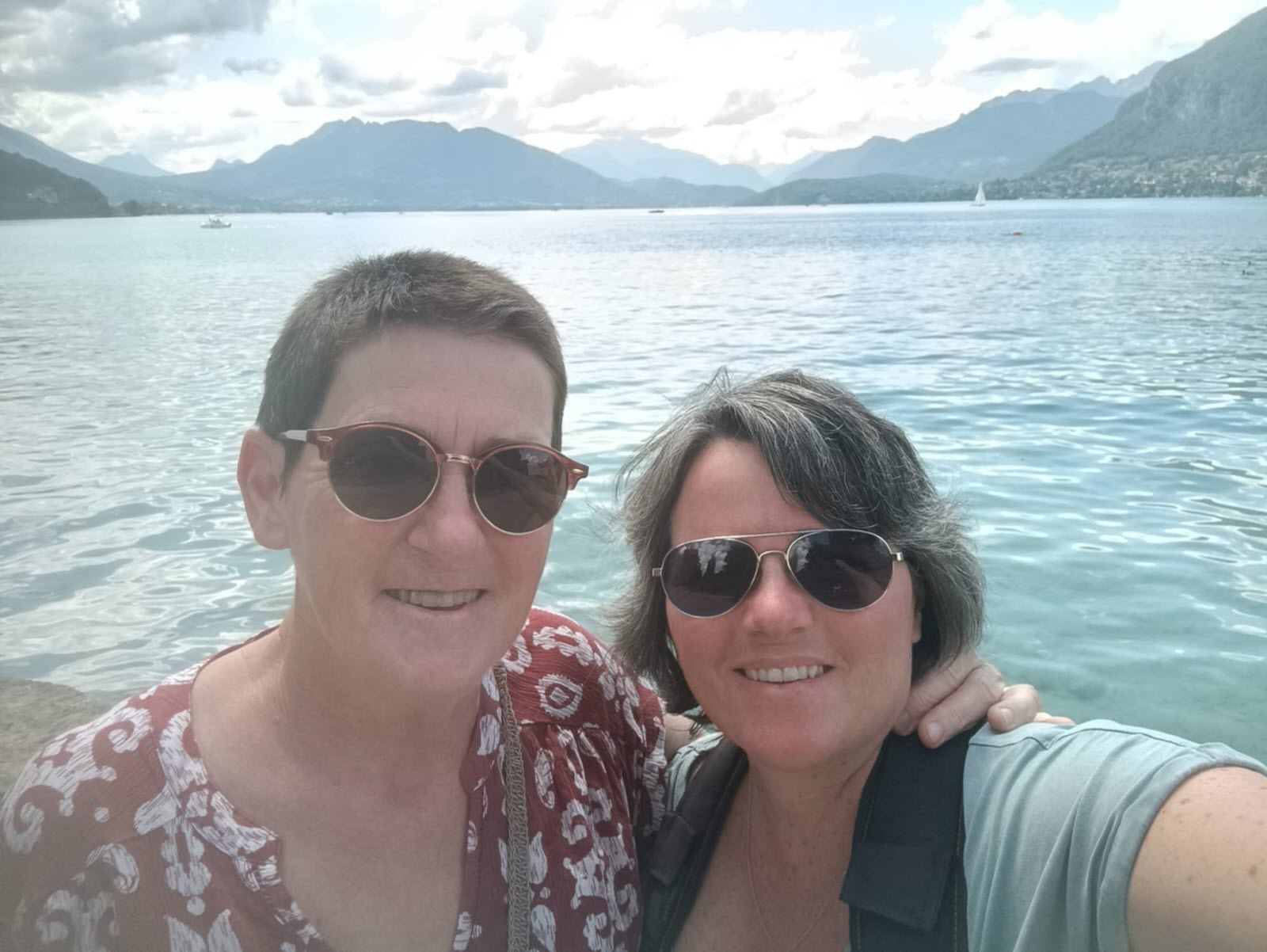 La veuve de Caroline Grandjean, l'enseignante qui s'est suicidée, porte ...