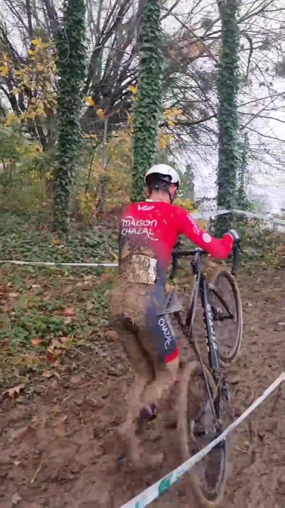 Dans une boue terrible, Quentin Bourg gagne le cyclo-cross de Dole