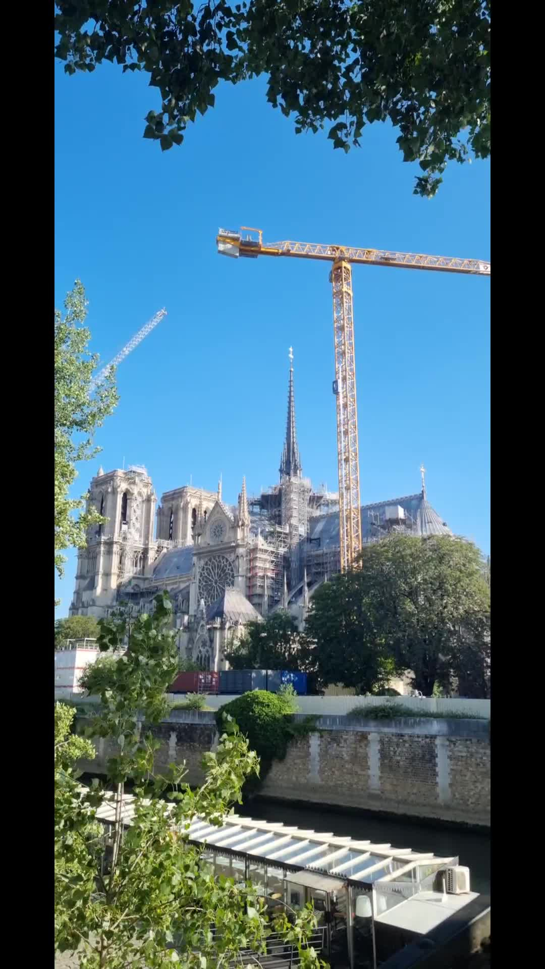 Sur les toits de Notre-Dame de Paris avec les couvreurs-ornemanistes ...