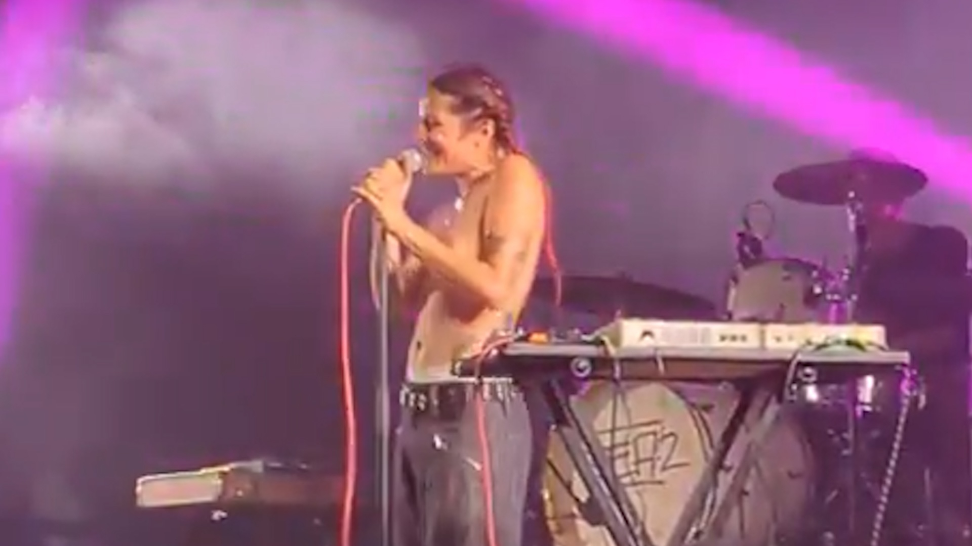 Agressée sexuellement en plein concert, une chanteuse termine le show seins nus