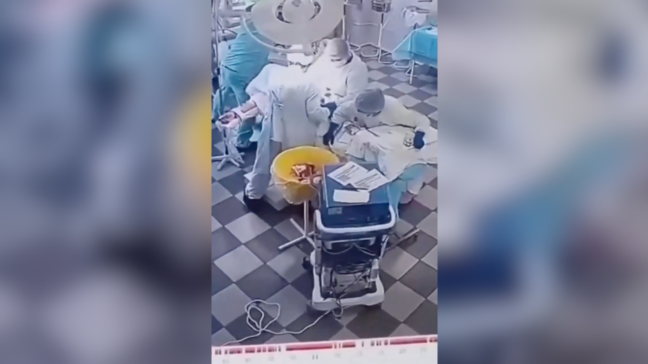 Ces chirurgiens continuent d’opérer un patient malgré le séisme en Russie