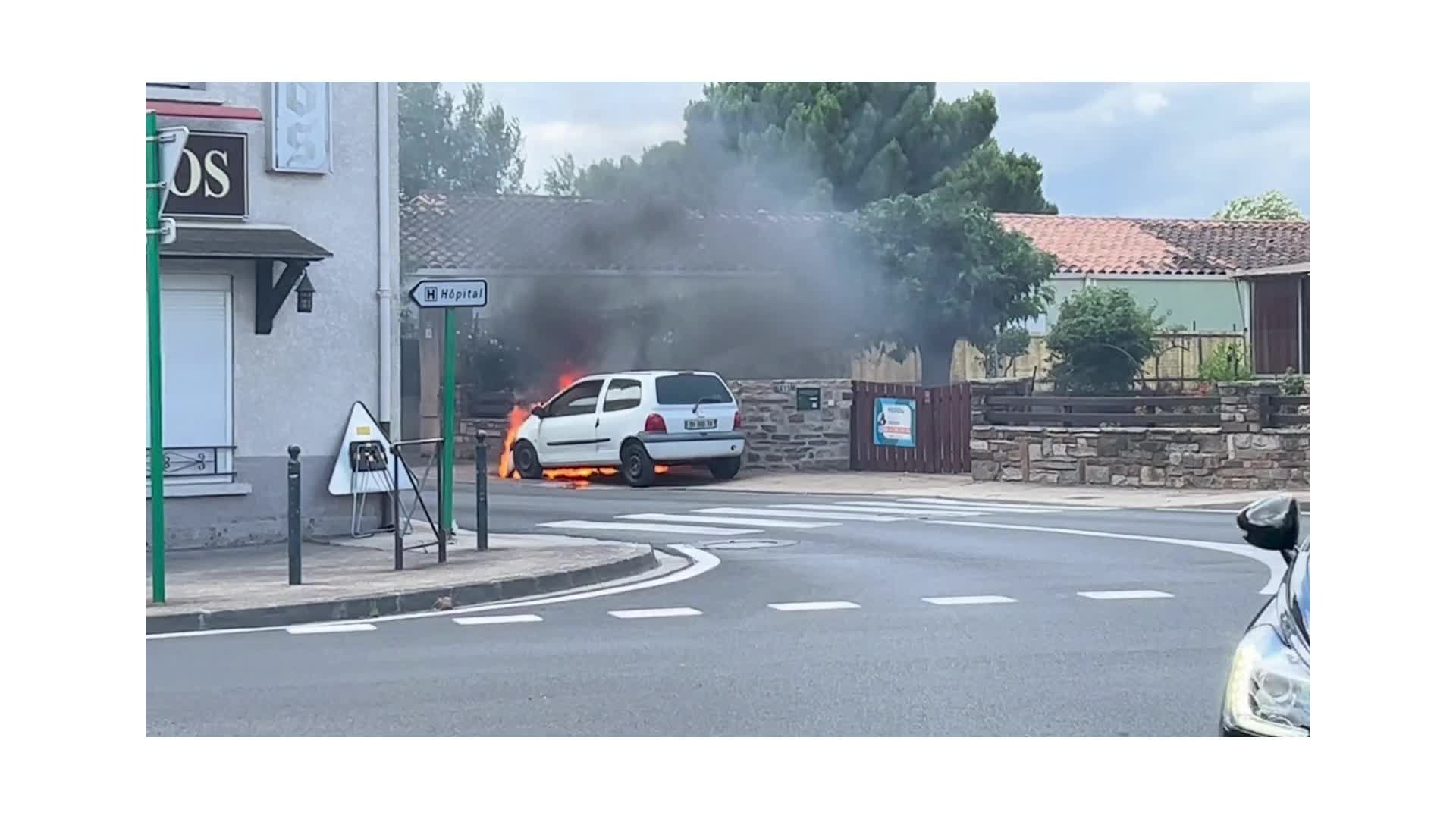 Une voiture en flammes près du centre-ville de Lézignan-Corbières - lindependant.fr