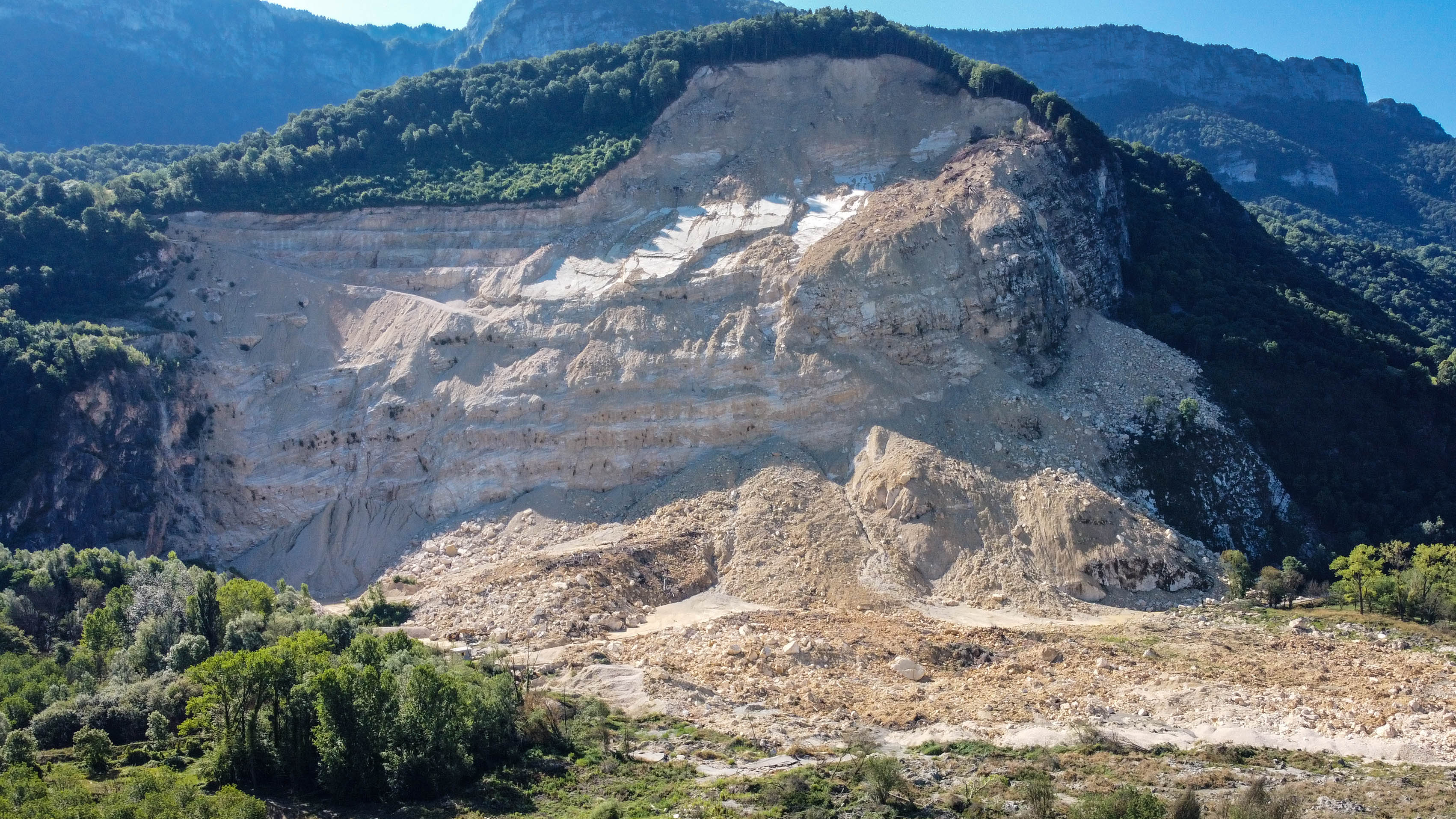 Un million de m³ de roches sur une route : un an après, à La Rivière ...