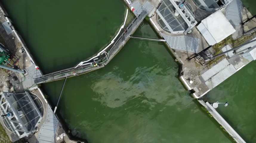 ️ Un pétrolier a perdu 10.000 litres de mazout dans le canal Albert à ...