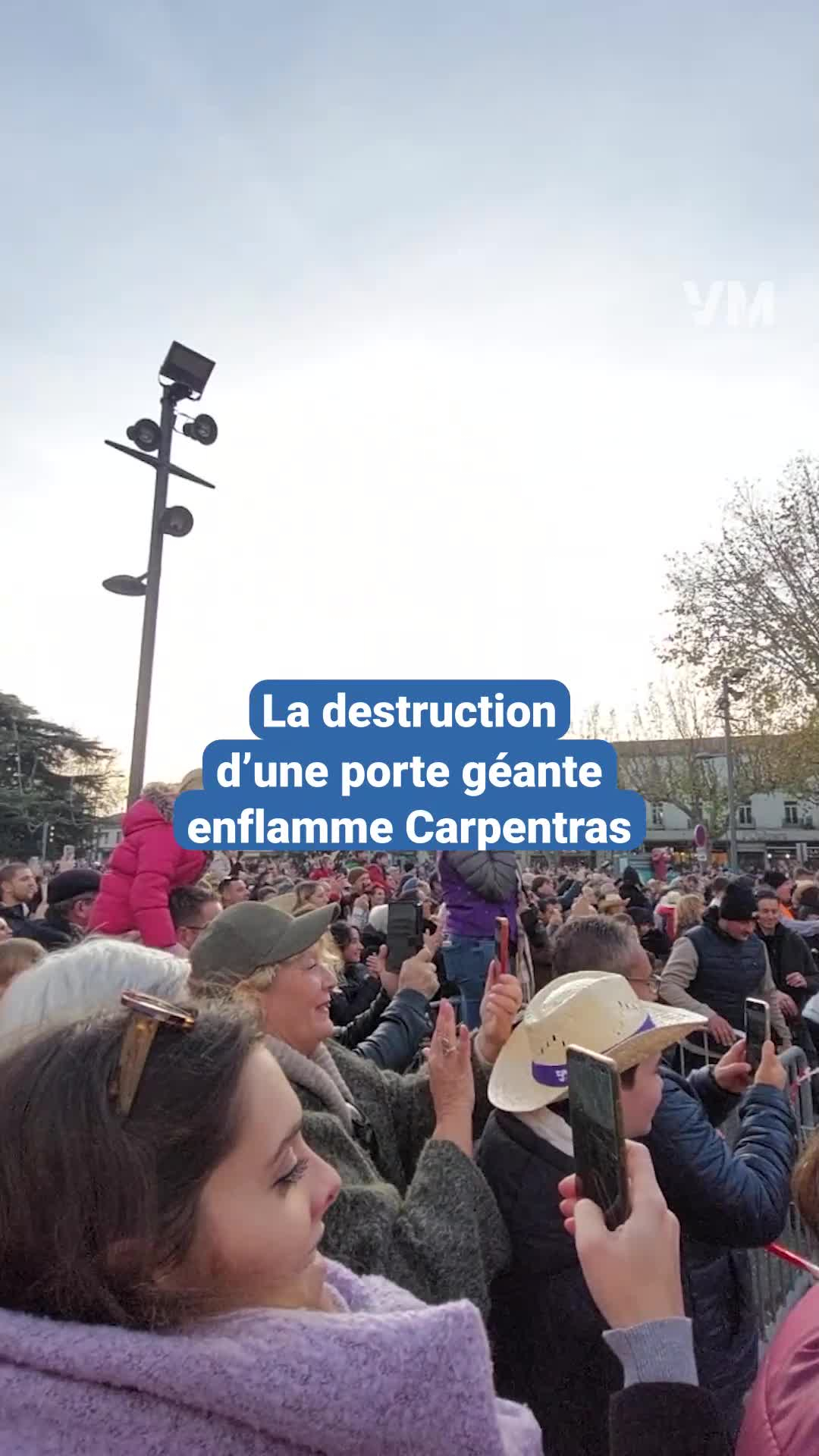 Carpentras : démolition spectaculaire de la porte géante en cartons