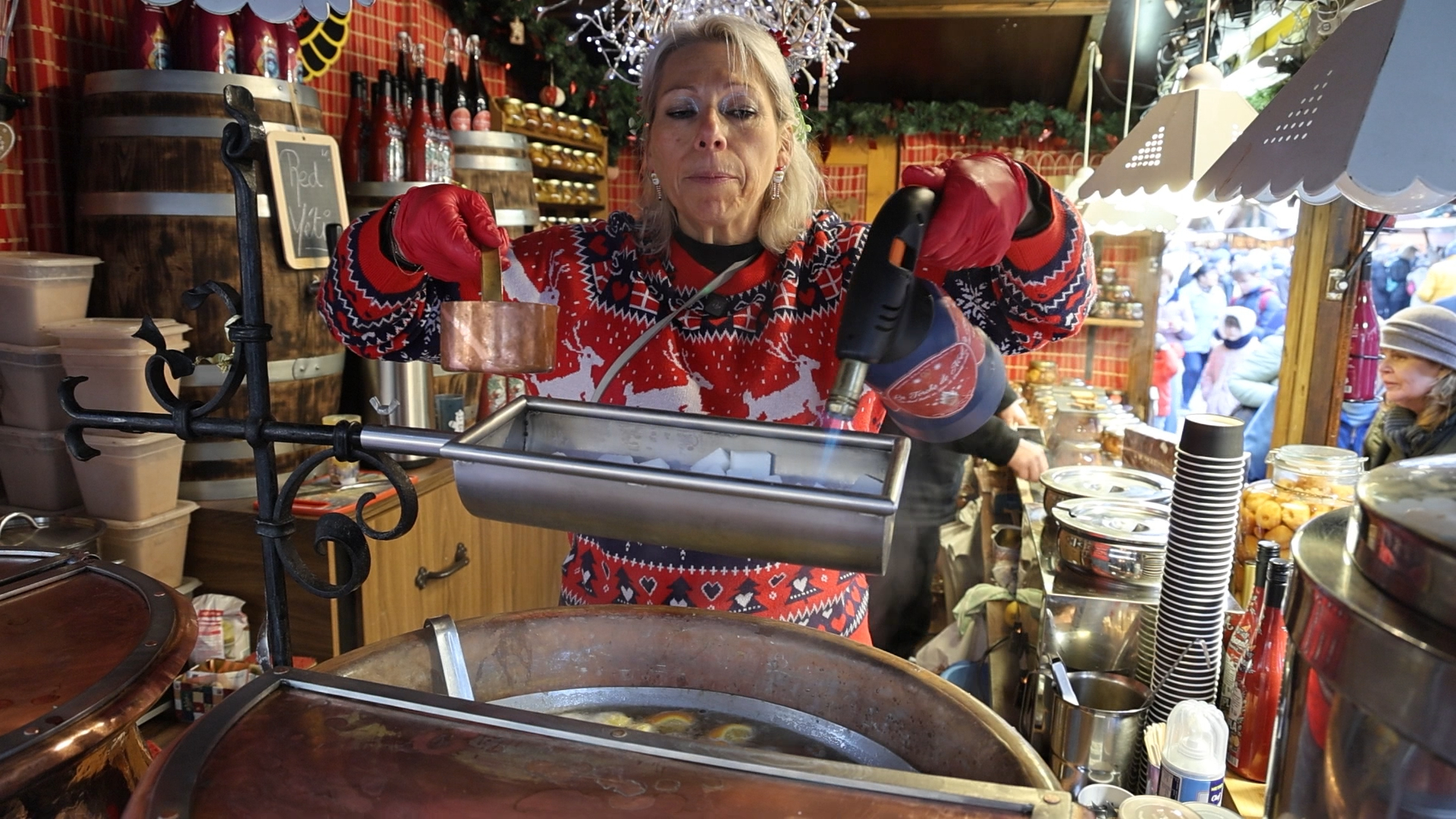 Marché de Noël de Strasbourg : le stand où flambe le vin chaud