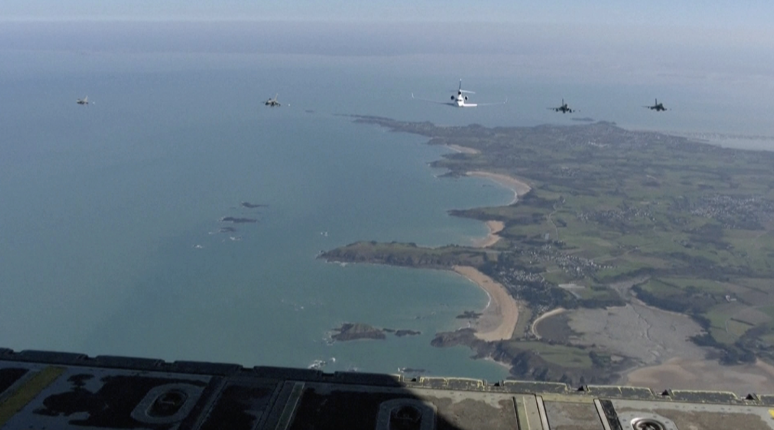 Emmanuel Macron escorté par quatre Rafale en direction de la base ...