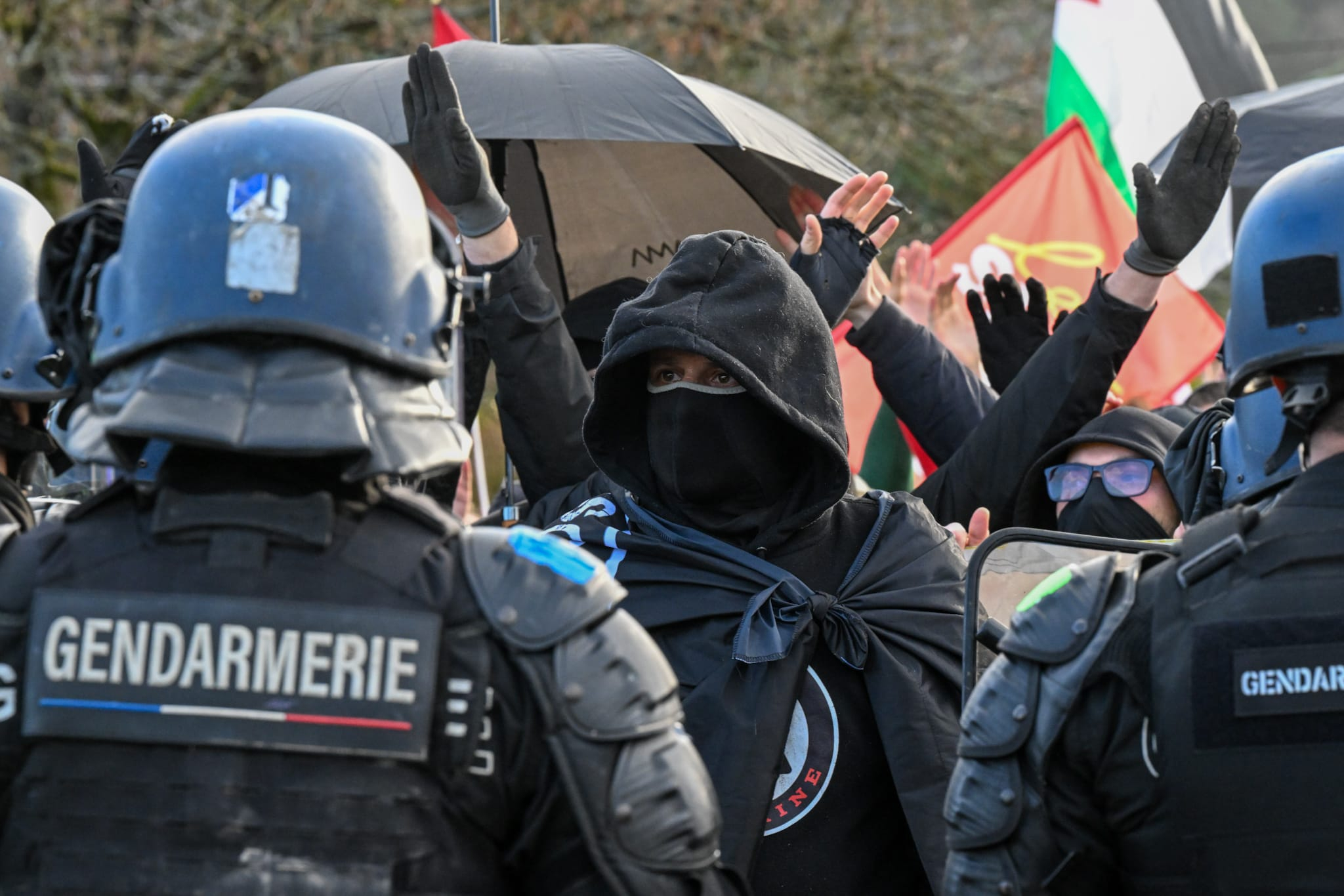 Les slogans s'enchaînent : "La police protège les nazis". Les deux ...