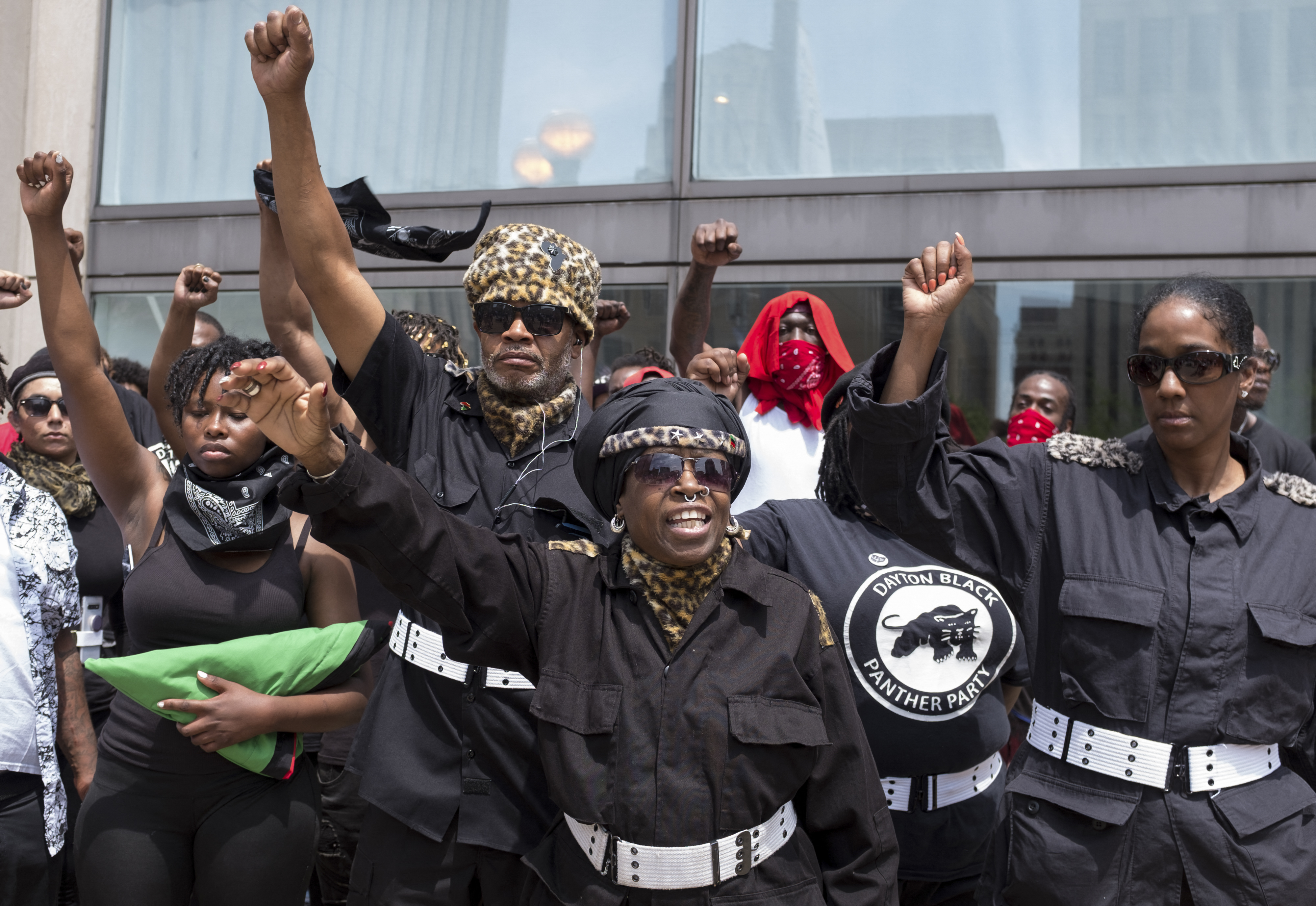 Aux États-Unis, les Black Panthers de retour pour intimider la police ...