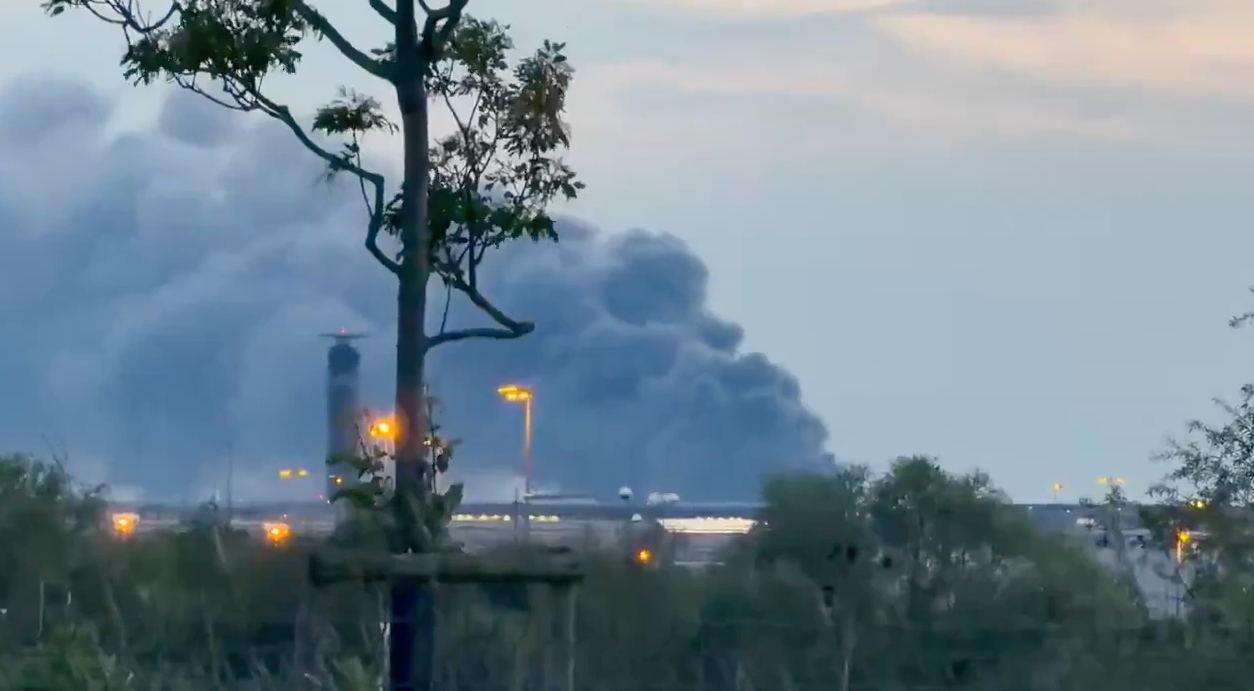 Un incendie ravage une usine à proximité de l'aéroport Roissy Charles ...
