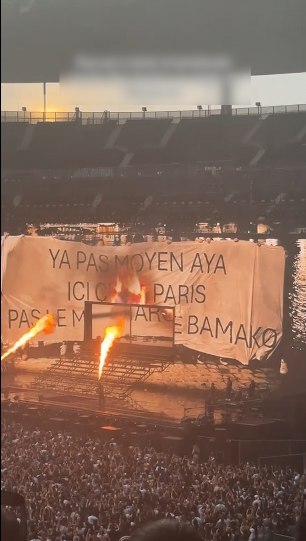 Aya Nakamura "brûle" une banderole raciste à son encontre en plein concert